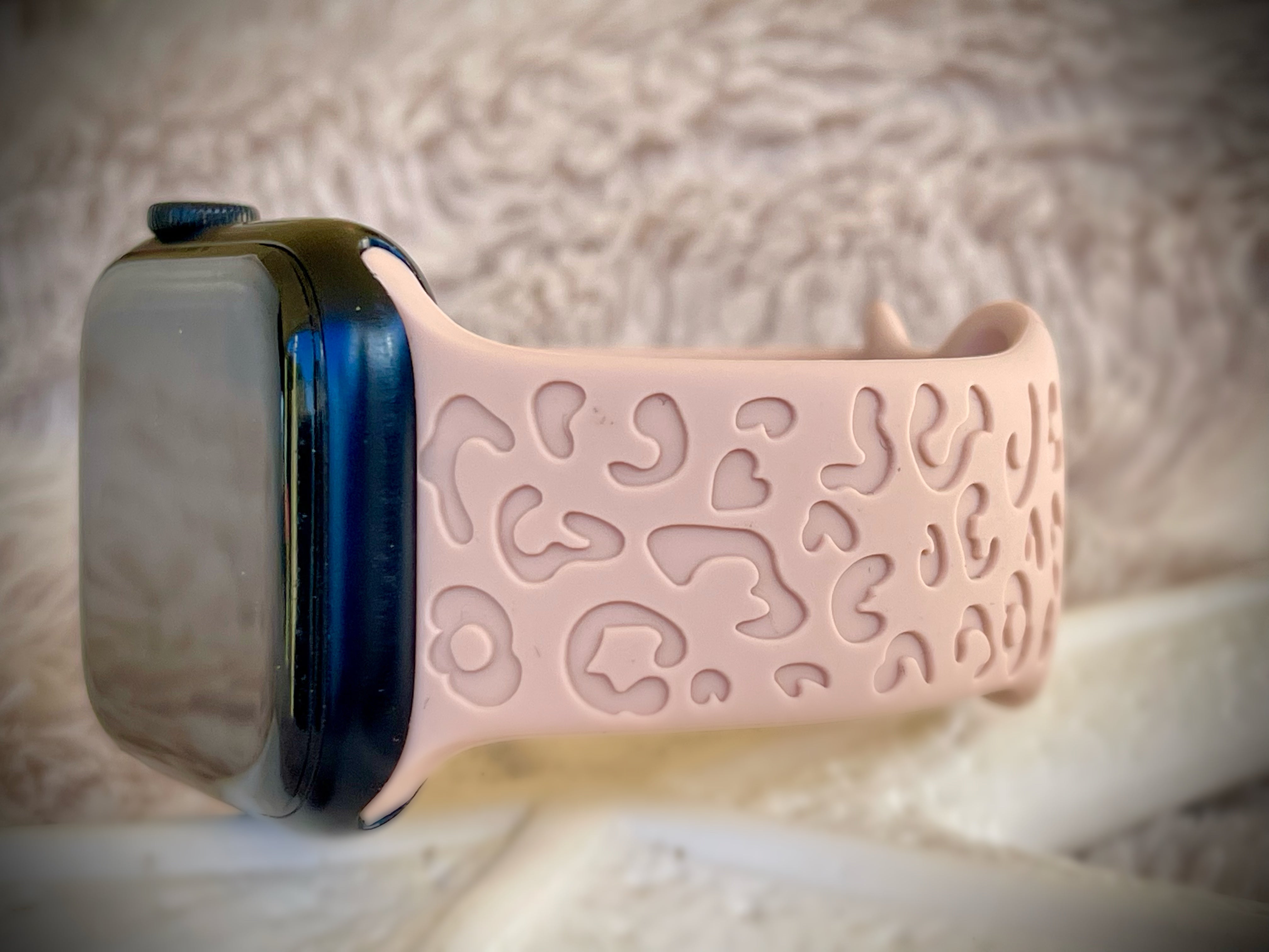 Cacha Silicone Design Band - Engraved Leopard Dusty Pink – Cacha & Co